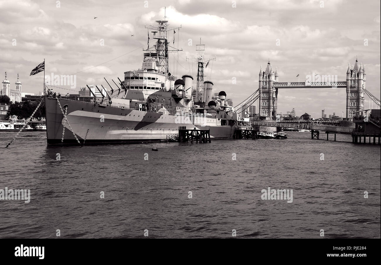HMS Belfast, die WW2 Light Cruiser im Pool von London verankern. Neben ...