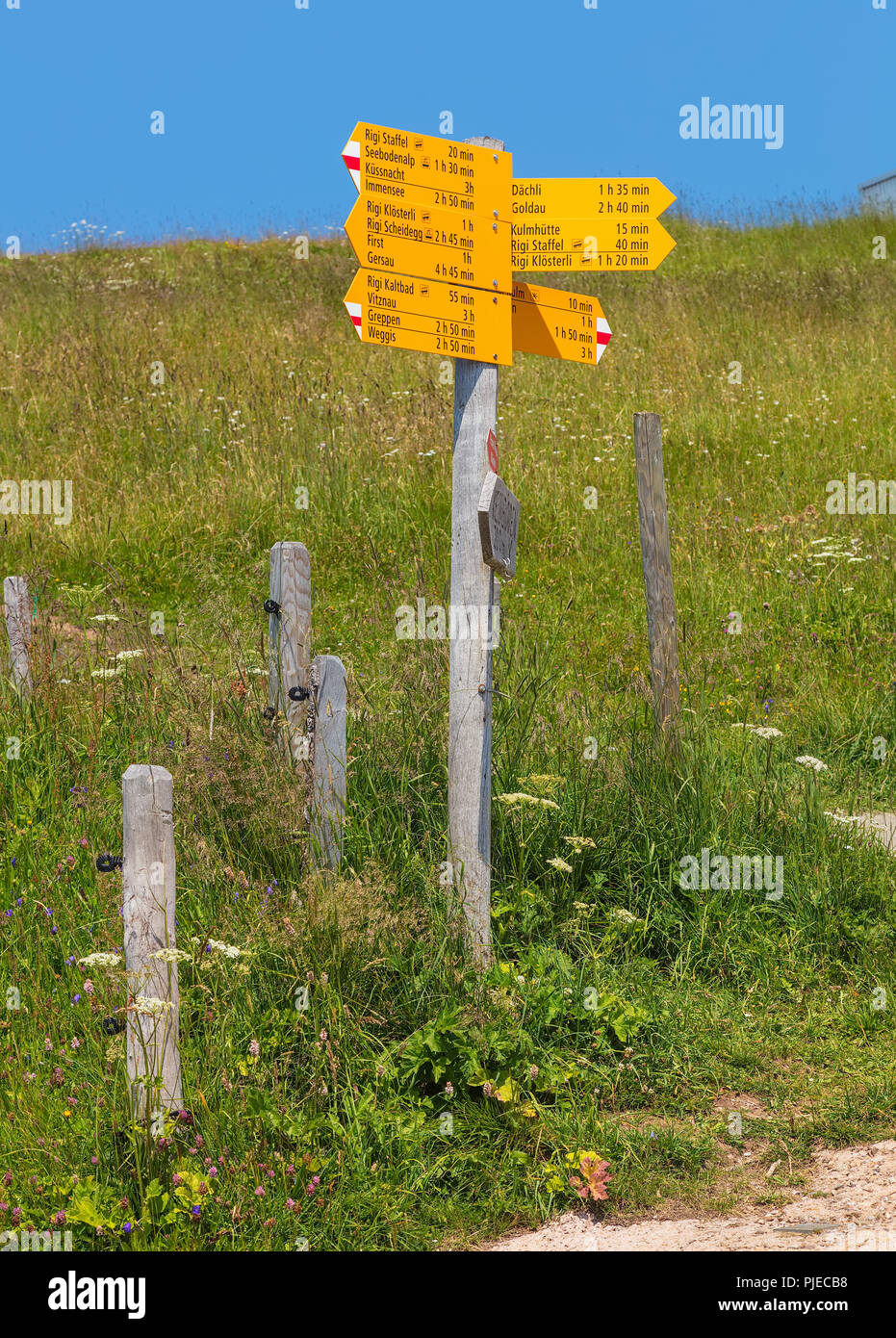 Gelbes wegweiser -Fotos und -Bildmaterial in hoher Auflösung – Alamy
