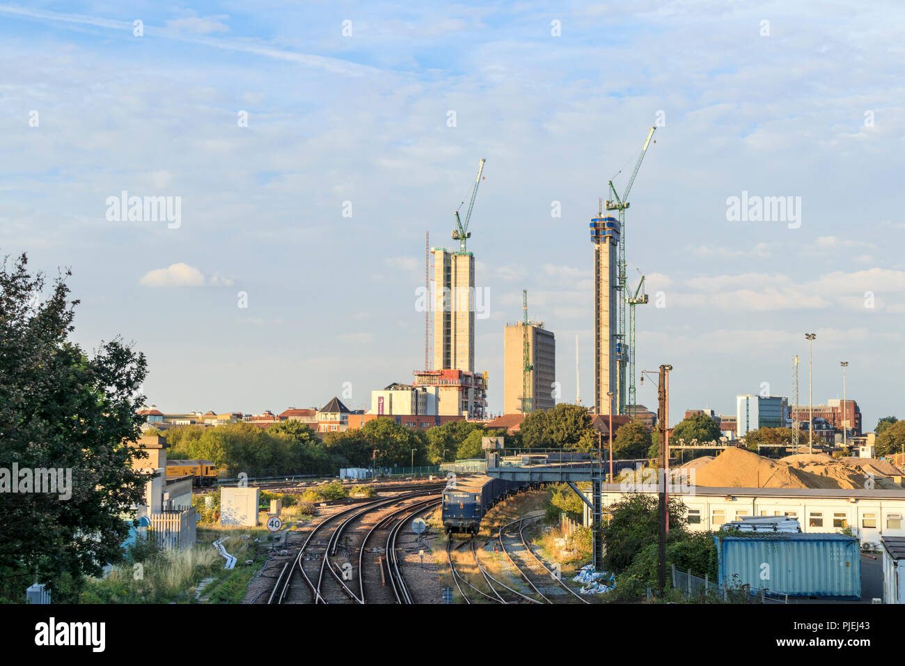 Ändern der Skyline von Woking, Surrey: Gleise führen Krane und das neue ...