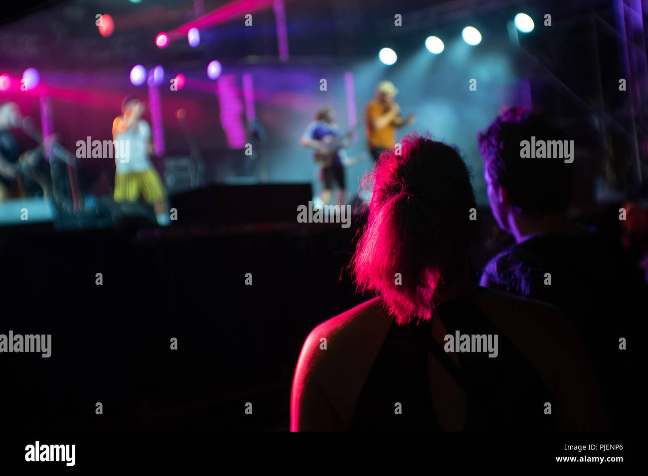 Junge musikfans -Fotos und -Bildmaterial in hoher Auflösung – Alamy