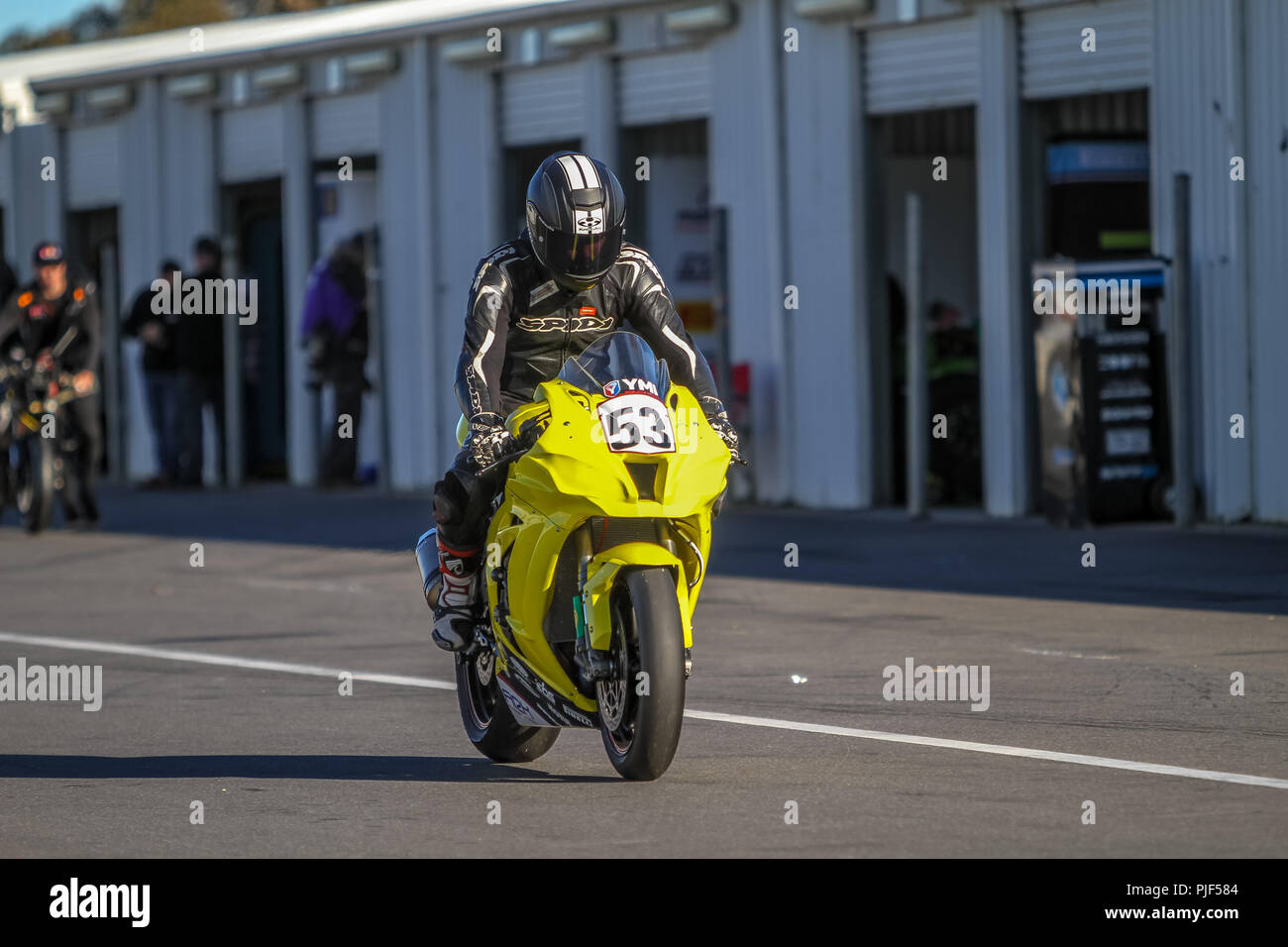 Motogp bike in der boxengasse -Fotos und -Bildmaterial in hoher ...