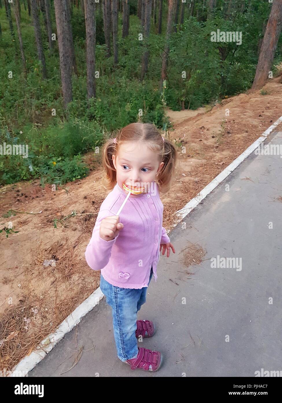 Groß mit kind -Fotos und -Bildmaterial in hoher Auflösung – Alamy