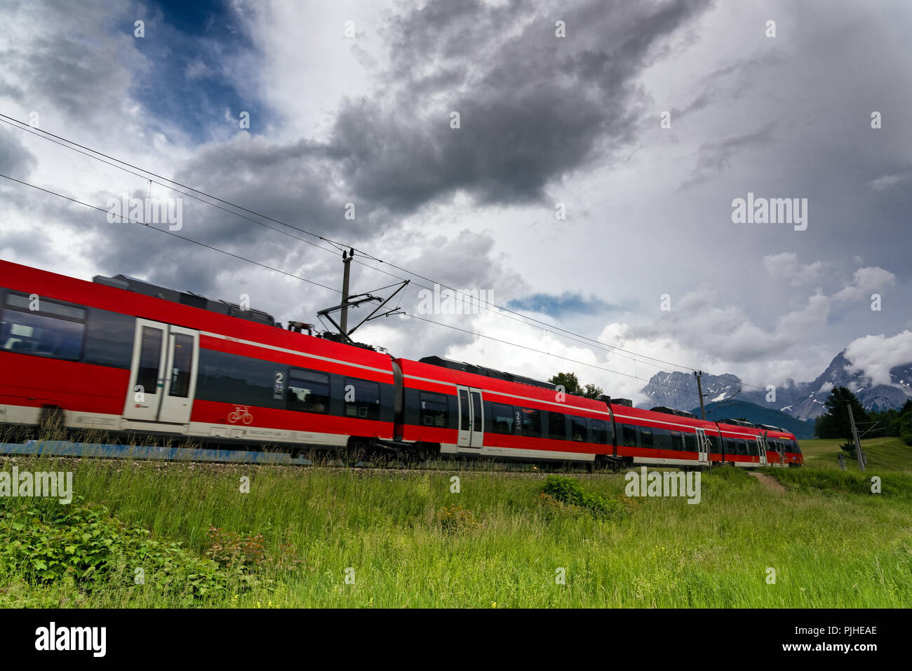 Roter zug in den bayerischen alpen -Fotos und -Bildmaterial in hoher ...