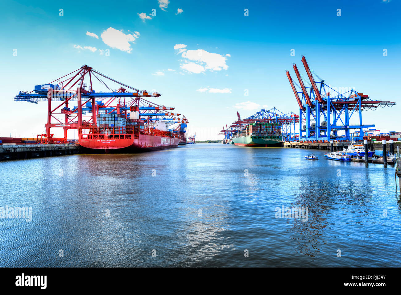 Container Umschlag im Waltershofer Hafen in Hamburg, Deutschland ...