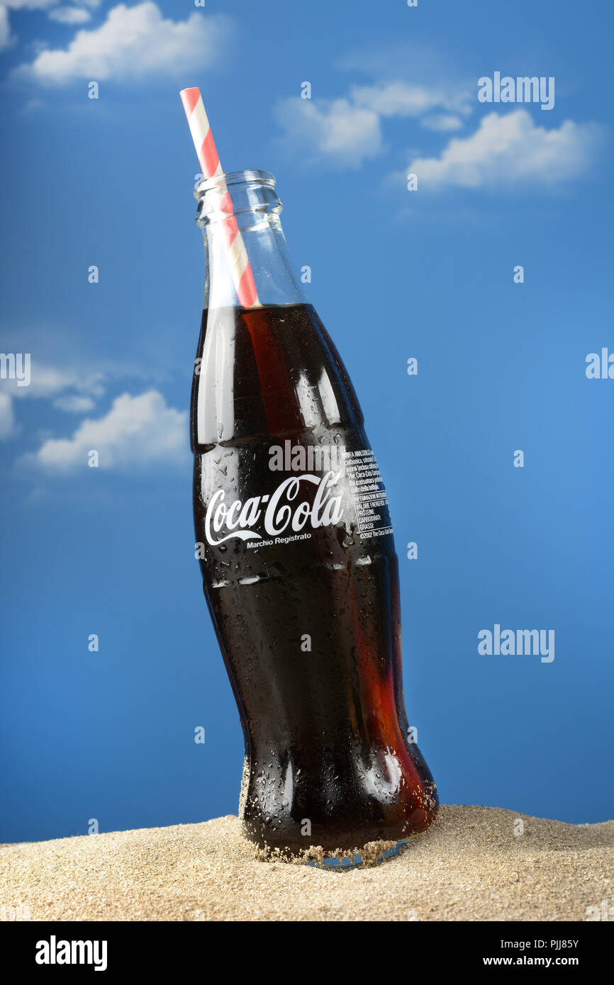 Coca cola bottle -Fotos und -Bildmaterial in hoher Auflösung – Alamy