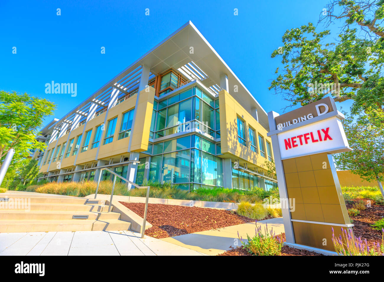 Netflix logo building -Fotos und -Bildmaterial in hoher Auflösung – Alamy