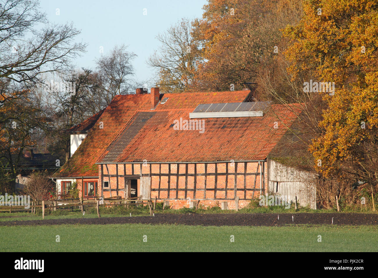 Fachwerk scheune im herbst -Fotos und -Bildmaterial in hoher Auflösung ...