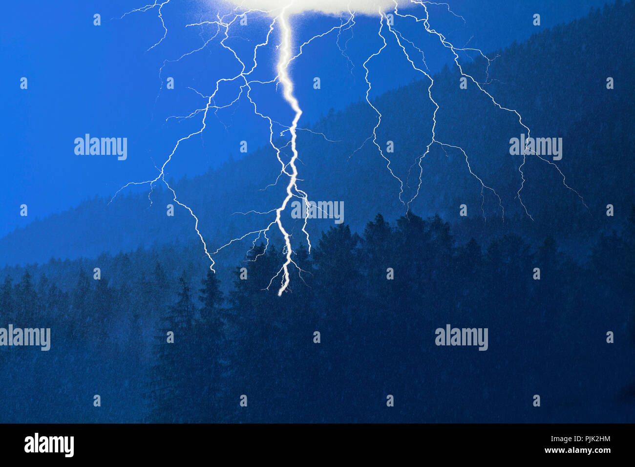 Gewitter mit Blitzschlag und Starkregen Stockfotografie - Alamy