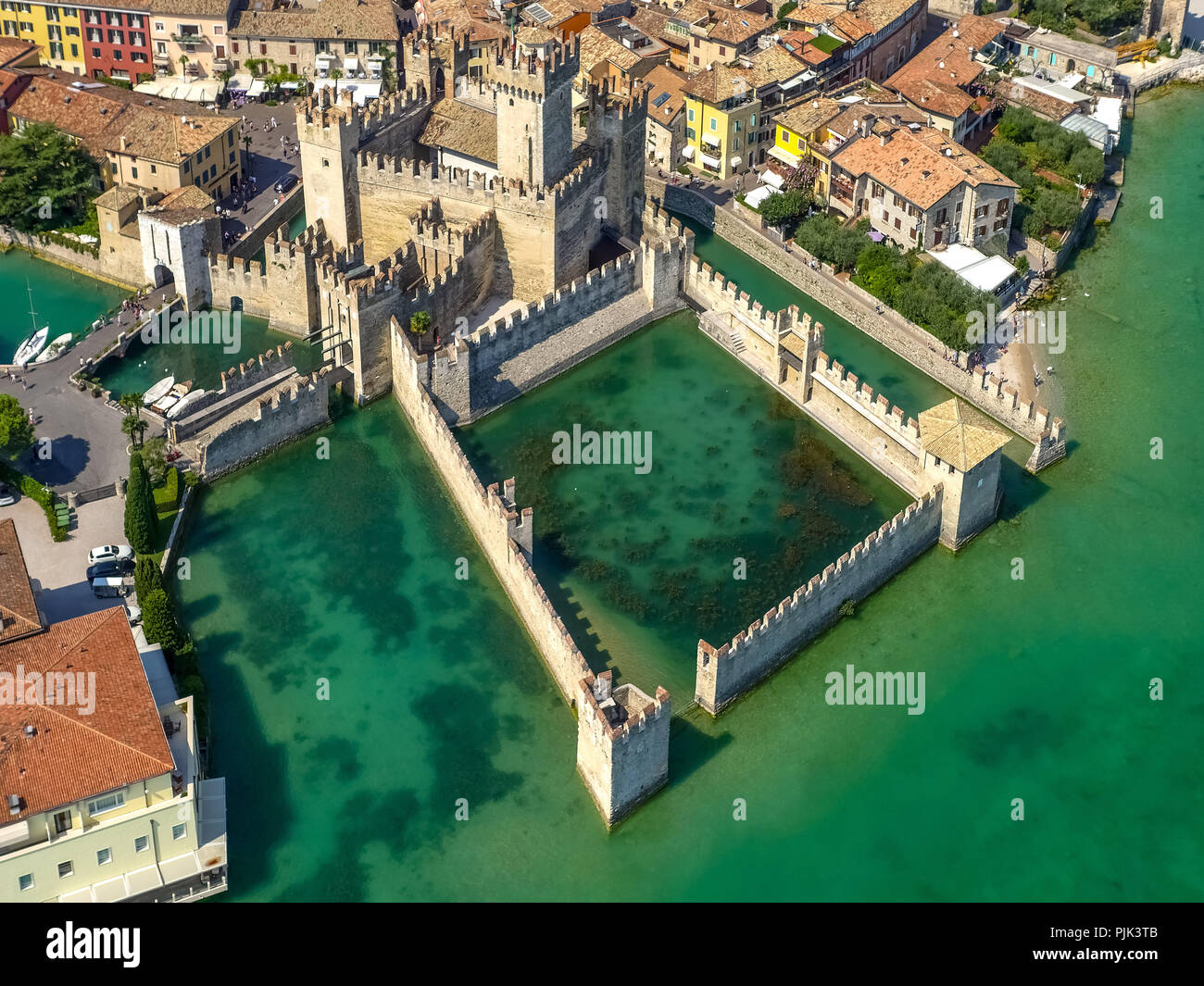 Luftaufnahme, Scaliger Burg Castello Scaligero, Halbinsel von Sirmione ...