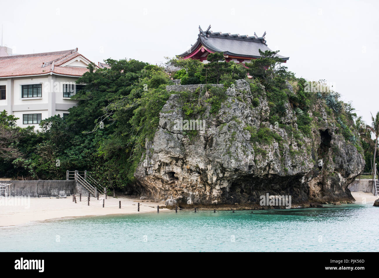 Strand und Heiligtum in Naha auf der Insel Okinawa in Japan ...