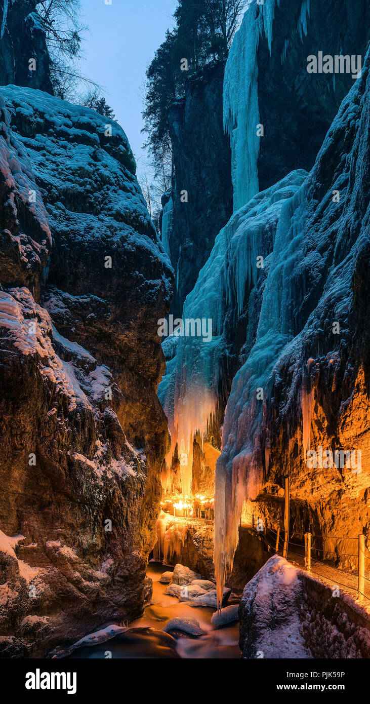 Fackelwanderung durch die Partnachklamm im Winter, Garmisch ...