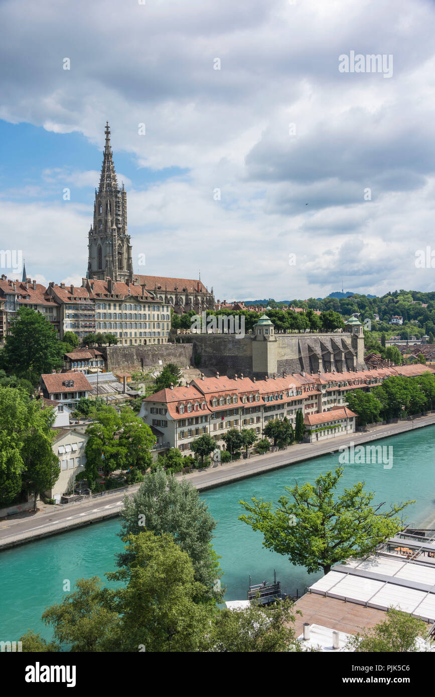 Blick auf die Berner Altstadt mit Schlaufe der Aare und Münster, Bern ...