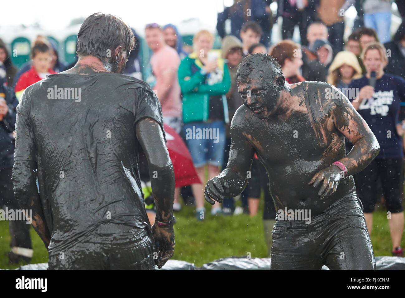 Muddy wrestling -Fotos und -Bildmaterial in hoher Auflösung – Alamy