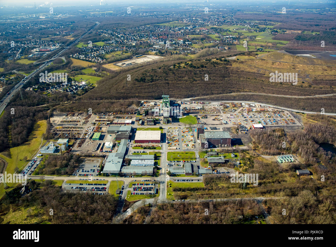 Bergwerk Prosper Haniel mit doppelter Fördergerüst, dahinter Halde ...