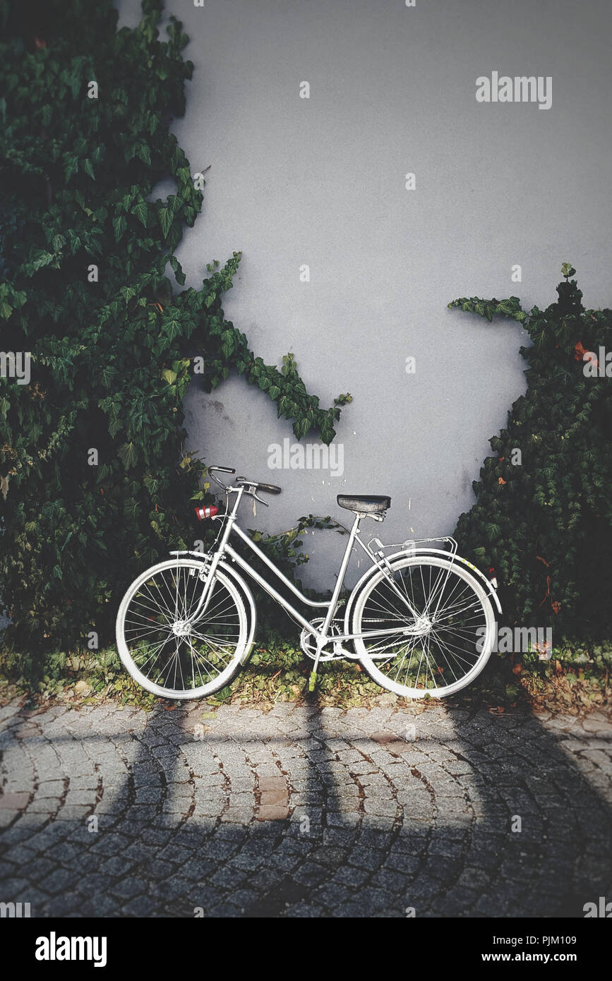 Fahrrad und wand -Fotos und -Bildmaterial in hoher Auflösung – Alamy