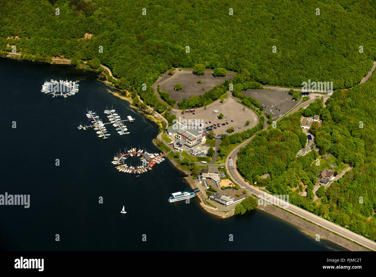 Segelboot Steg in der Nähe der Staumauer, Rurstausee, Rur Staudamm ...