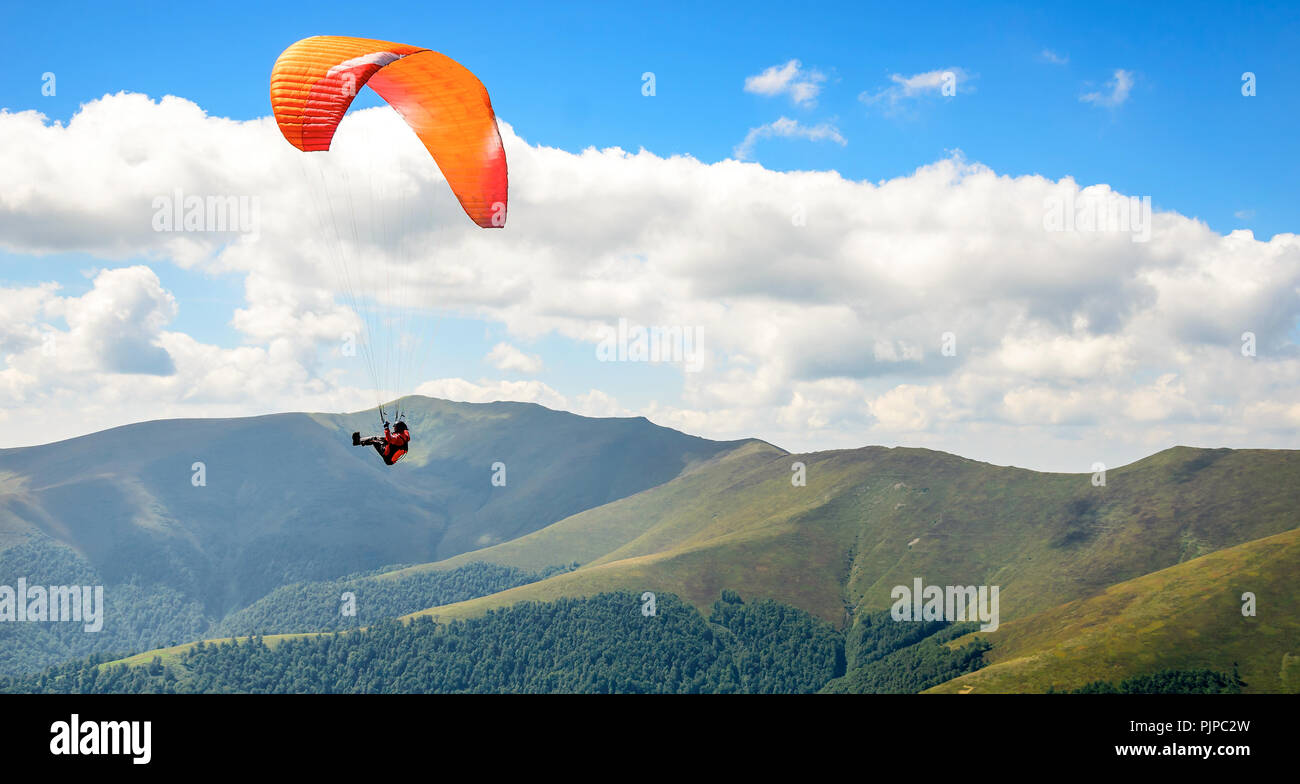 Gleitschirm in der luft -Fotos und -Bildmaterial in hoher Auflösung – Alamy
