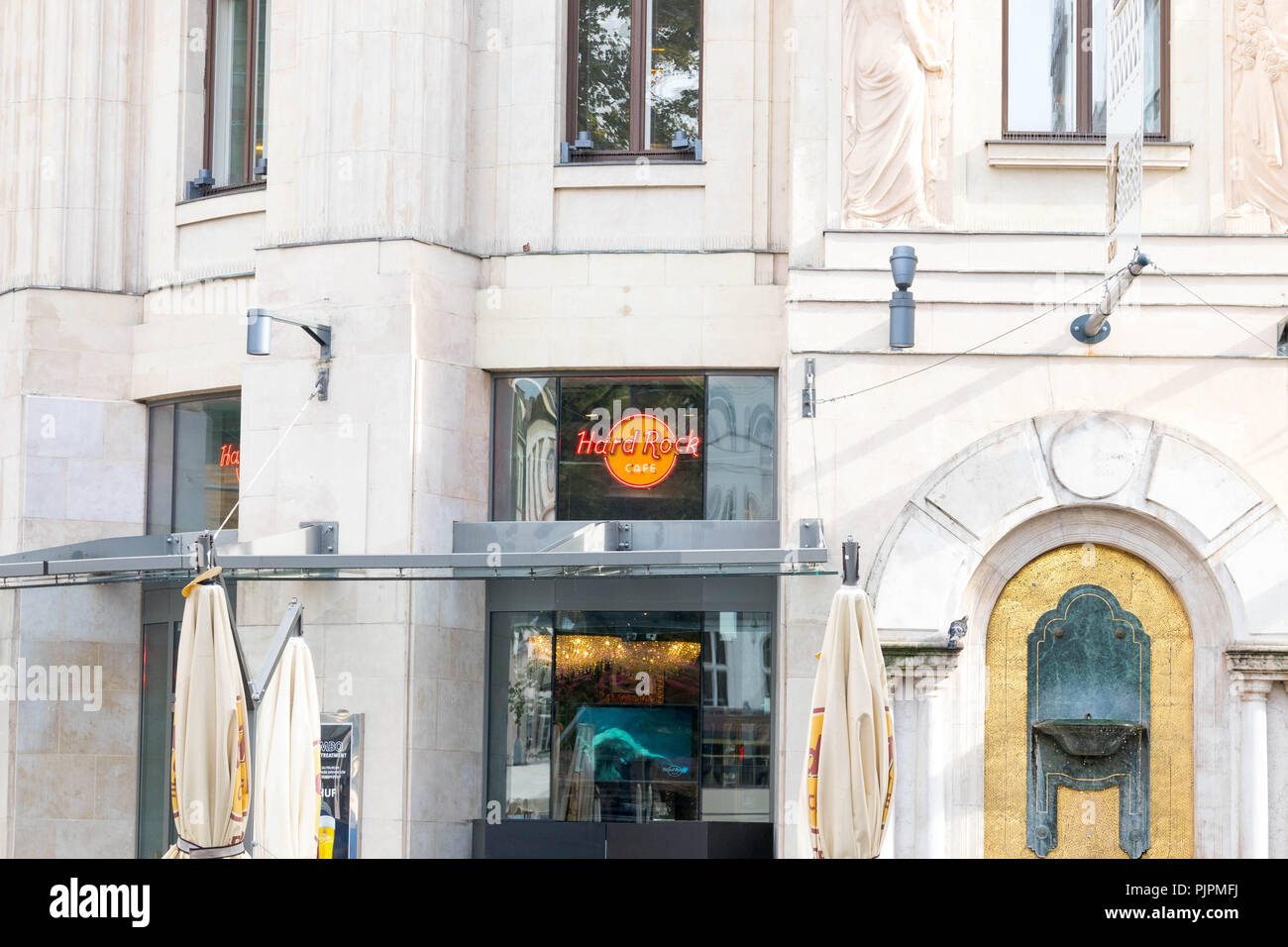 Hard rock cafe budapest -Fotos und -Bildmaterial in hoher Auflösung – Alamy