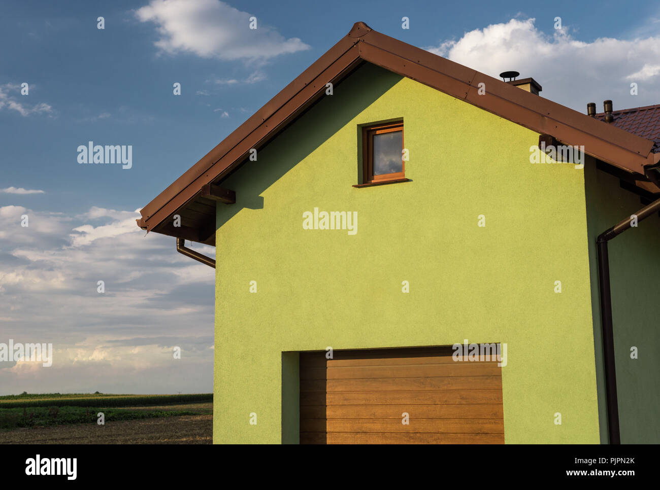 Hausfassade mit garagentor -Fotos und -Bildmaterial in hoher Auflösung ...