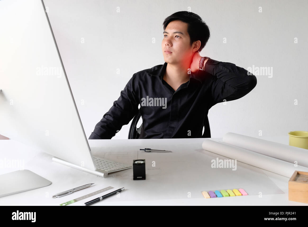 Steifer nacken -Fotos und -Bildmaterial in hoher Auflösung - Seite 2 ...