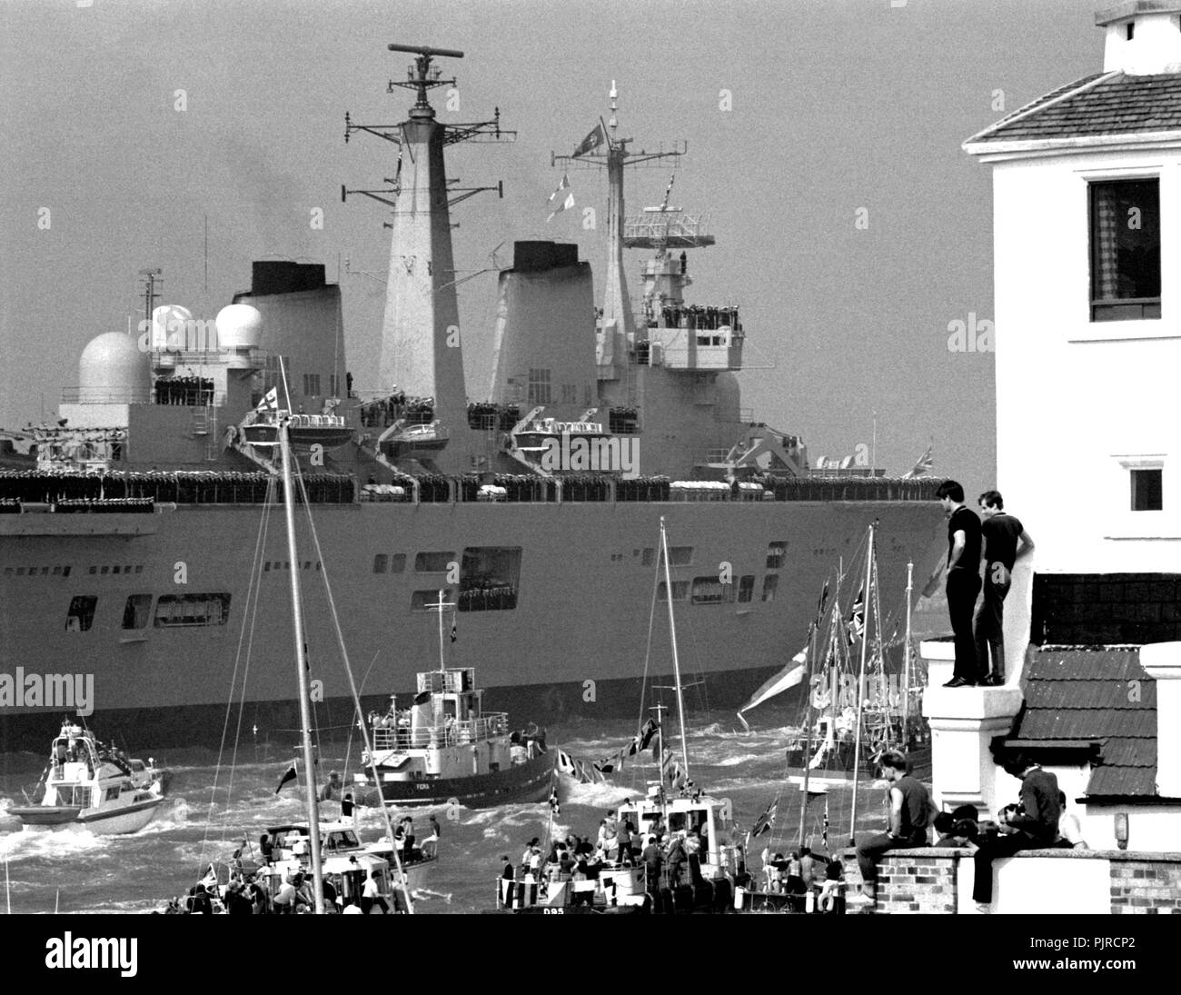 Hms invincible damage falklands Schwarzweiß-Stockfotos und -bilder - Alamy