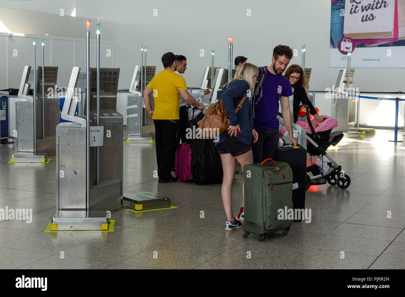 Bag drop desk -Fotos und -Bildmaterial in hoher Auflösung – Alamy