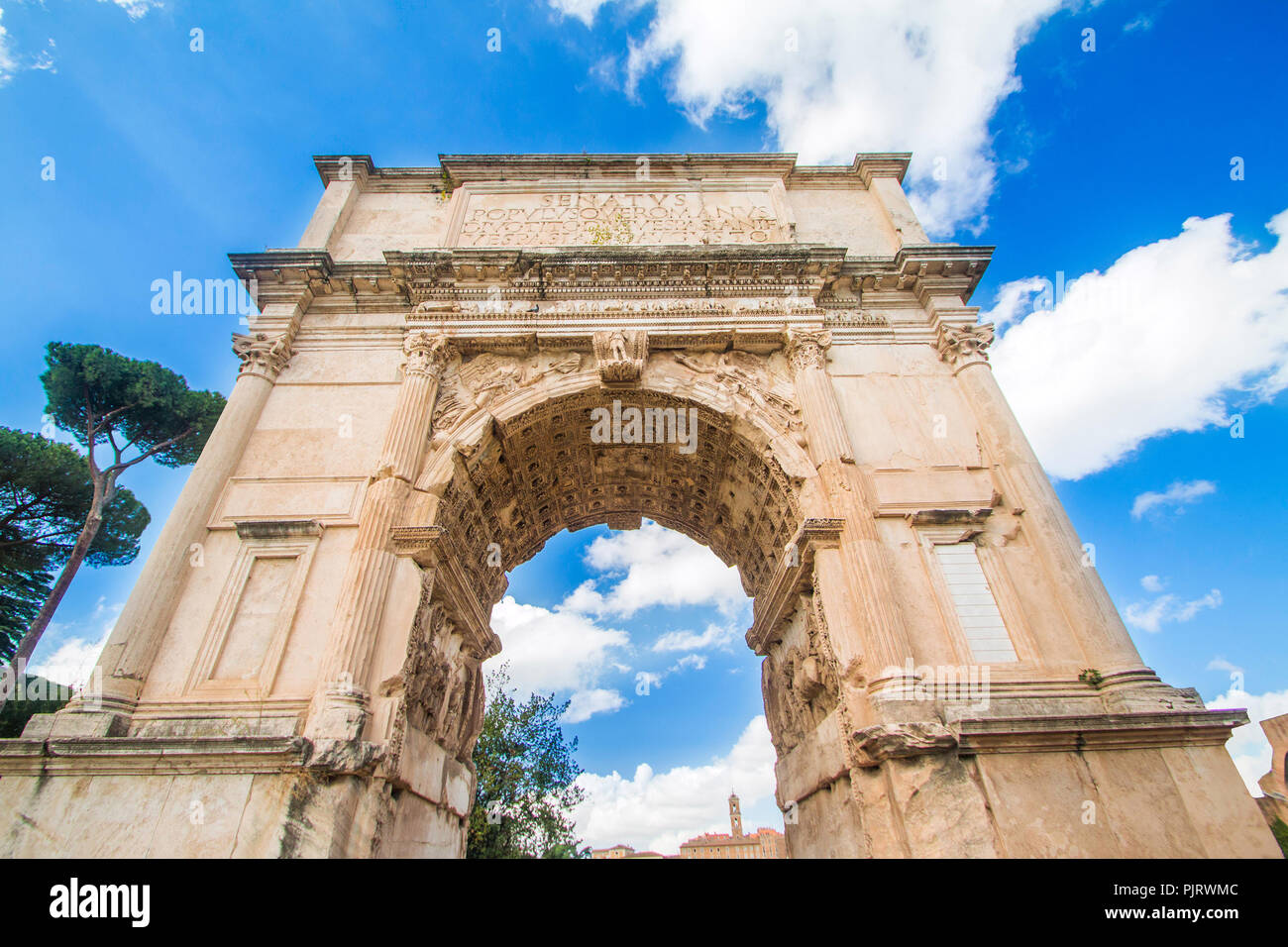 Der Triumphbogen des römischen Kaisers Titus am Forum Romanum, Rom ...