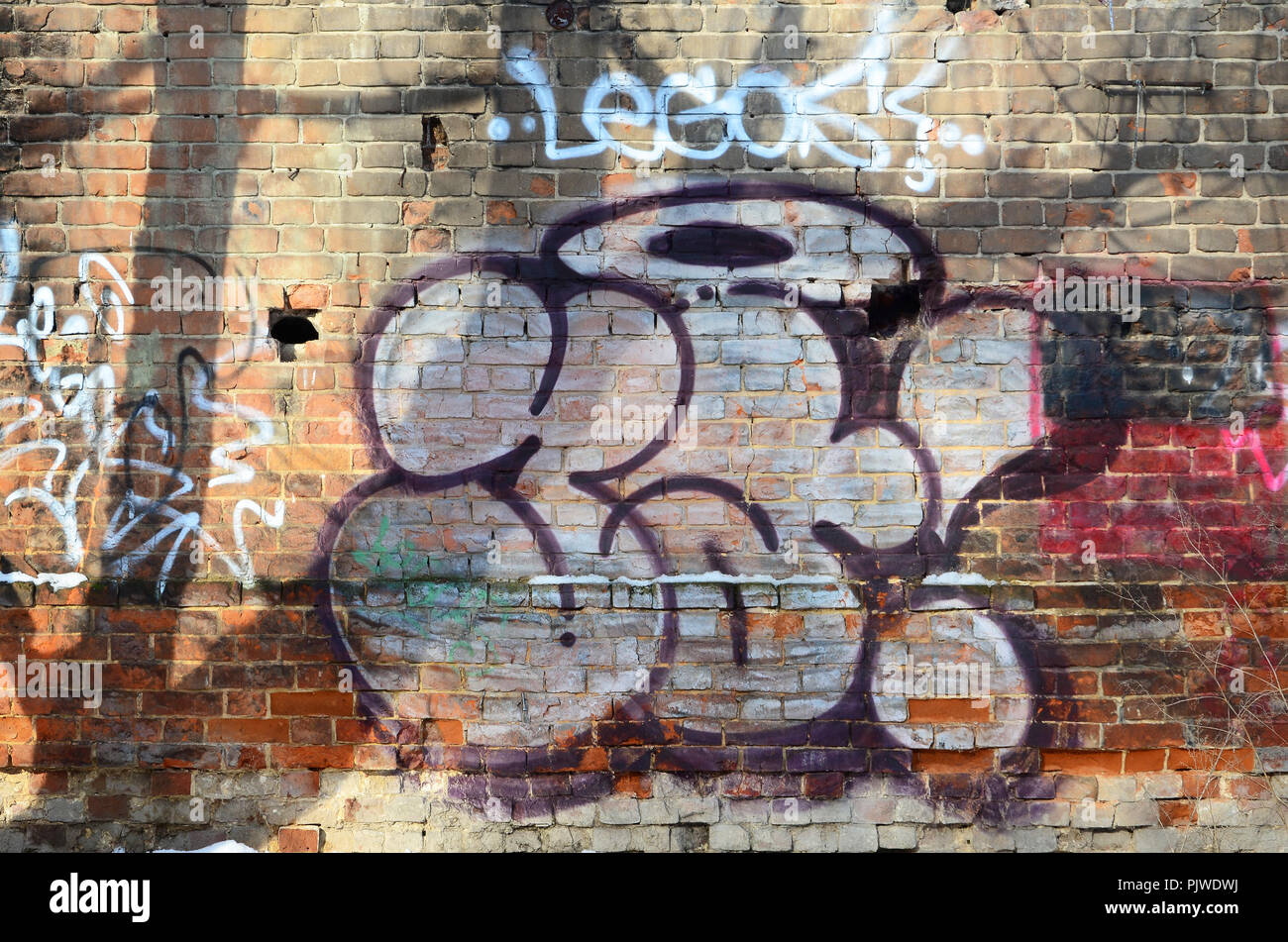 Die alte Mauer, in Farbe graffiti Zeichnung rot aerosol Farben gemalt ...