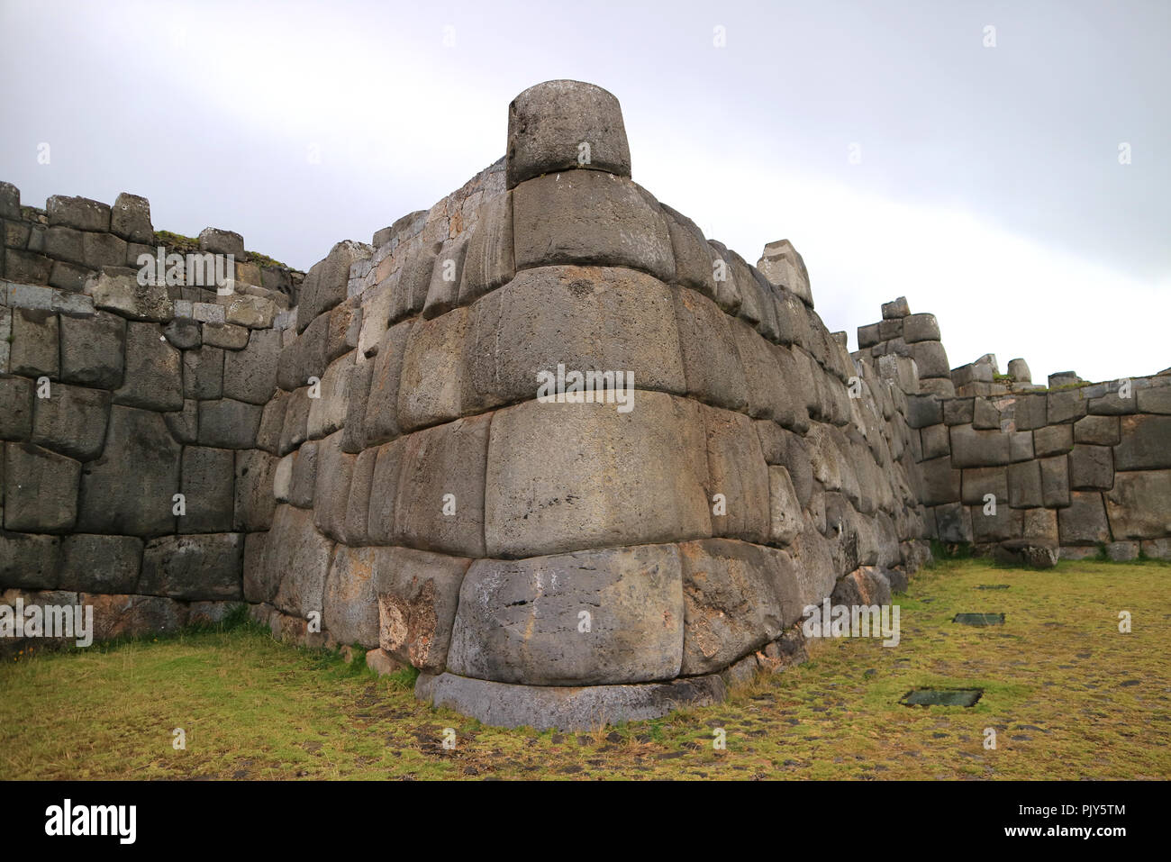 Beeindruckend große Mauer der alten Inka Zitadelle von Sacsayhuaman ...