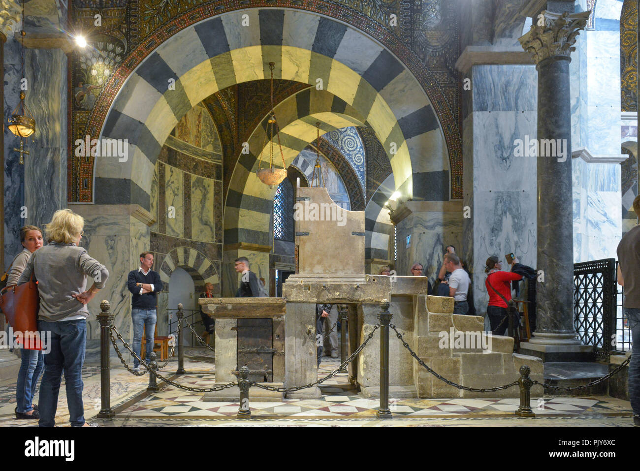 Kaiserthron aachen -Fotos und -Bildmaterial in hoher Auflösung – Alamy