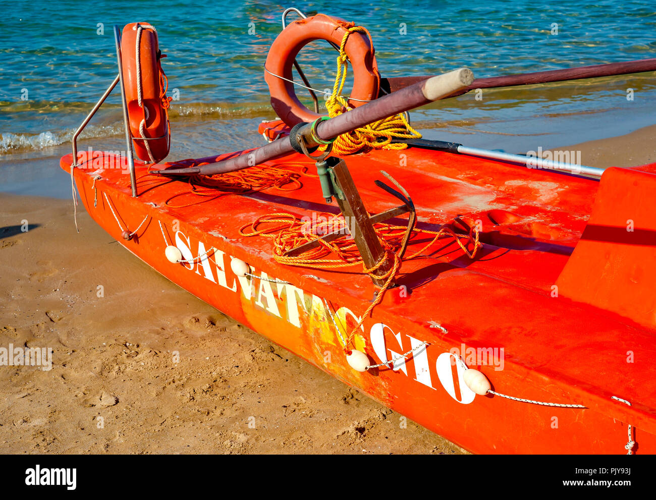 Rettungsboot auf dem Strand. Das Meer ist ruhig und die Badegäste auf ...