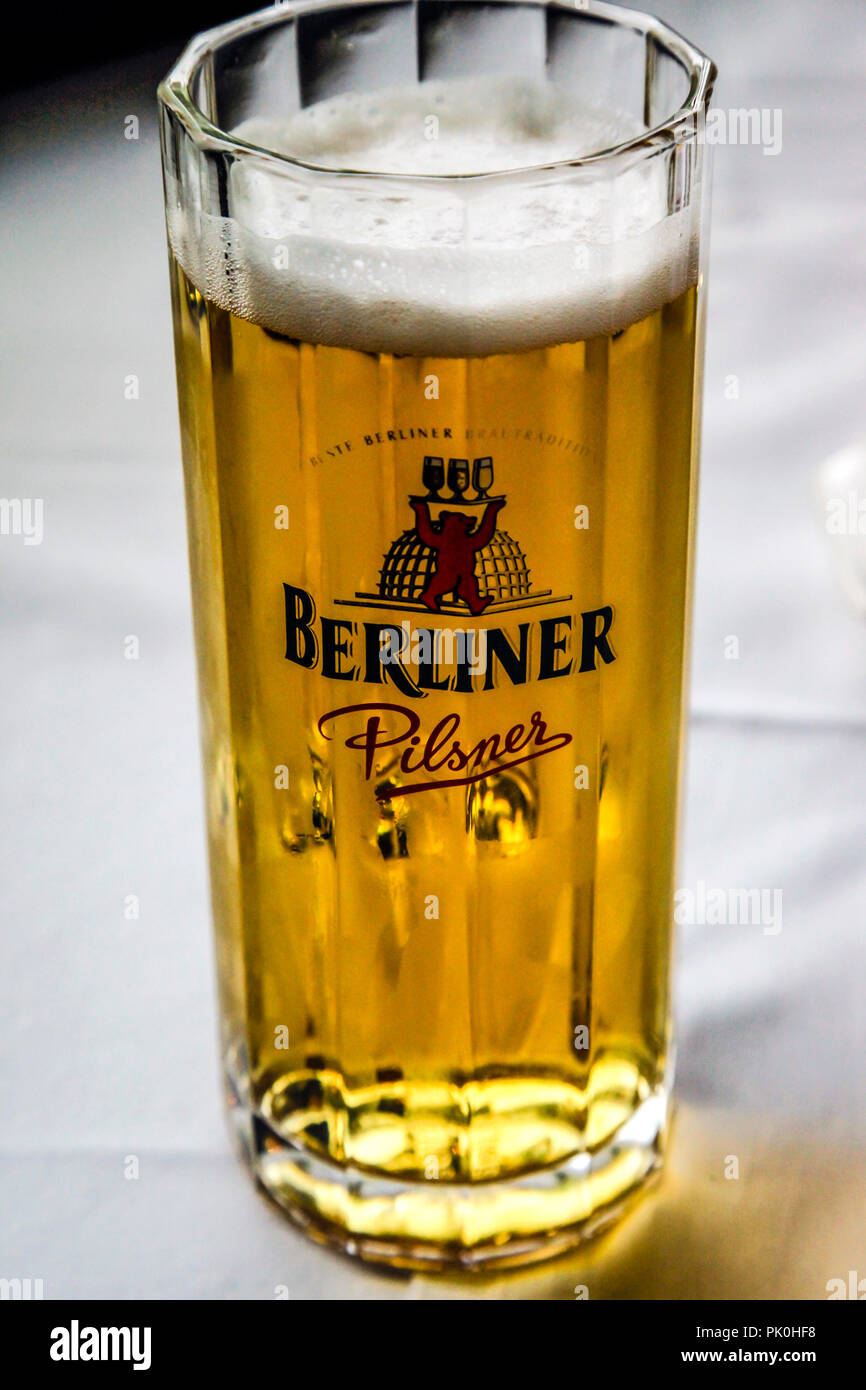 Gläser Berliner Pilsner Bier mit schaumigen Kopf sitzt auf einem Tisch ...