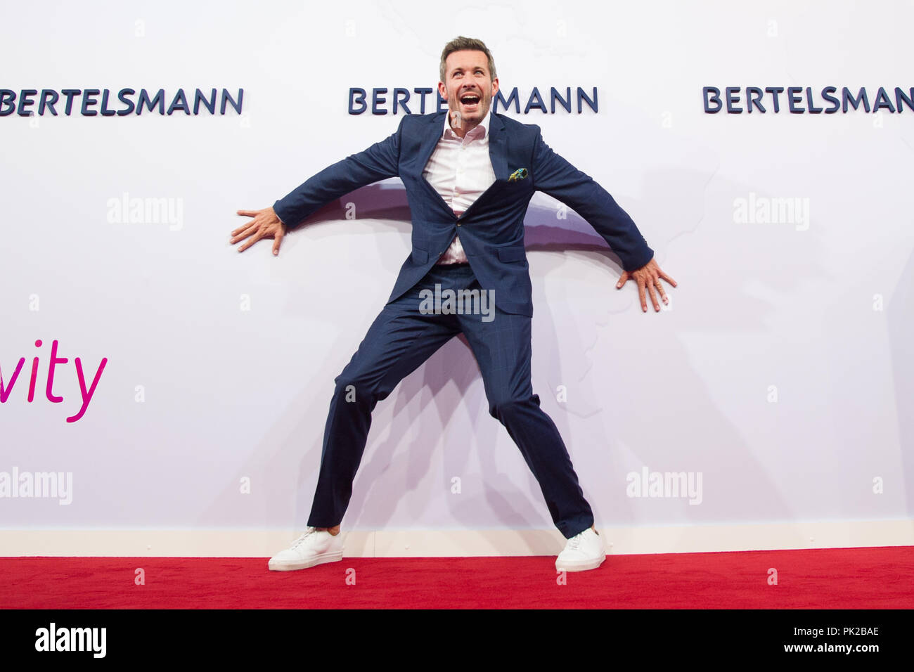 Jan HARTMANN, Schauspieler, vollständige Abbildung, Begrüßung der Gäste ...