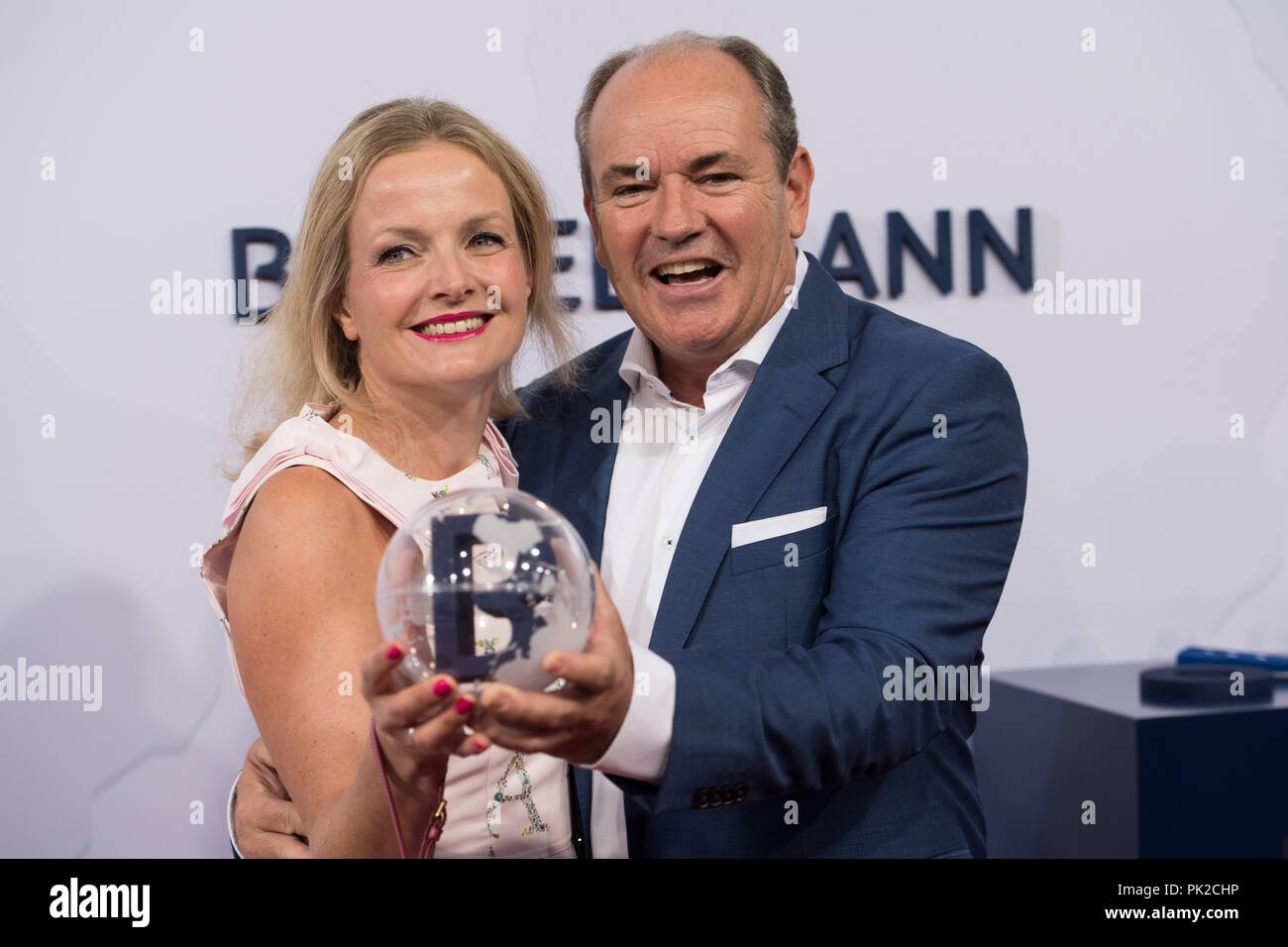 Wolfram Kons, rechts, RTL morgen Presenter, mit seiner Frau Alexa ...