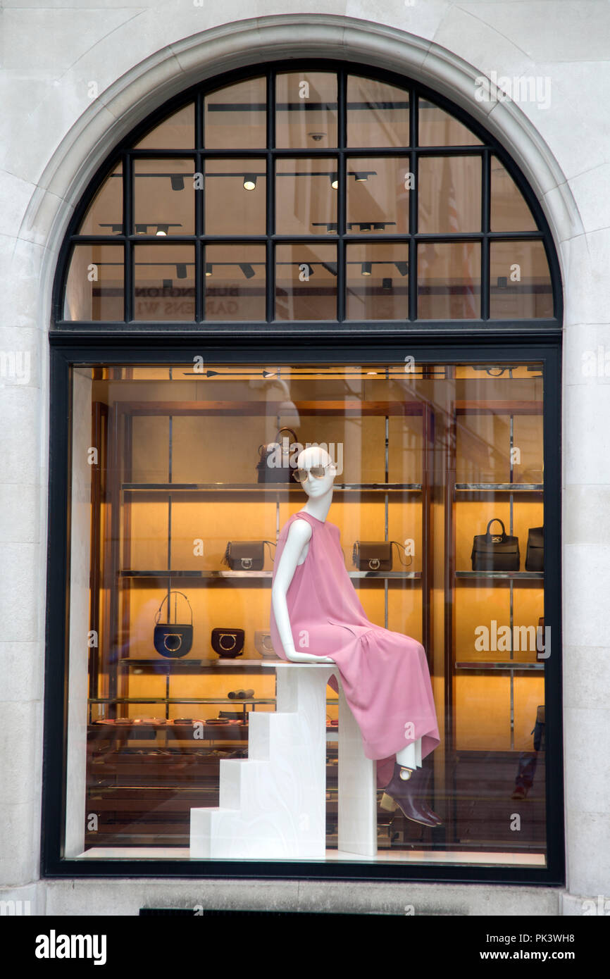 Chanel Shop London Stockfotos & Chanel Shop London Bilder - Alamy