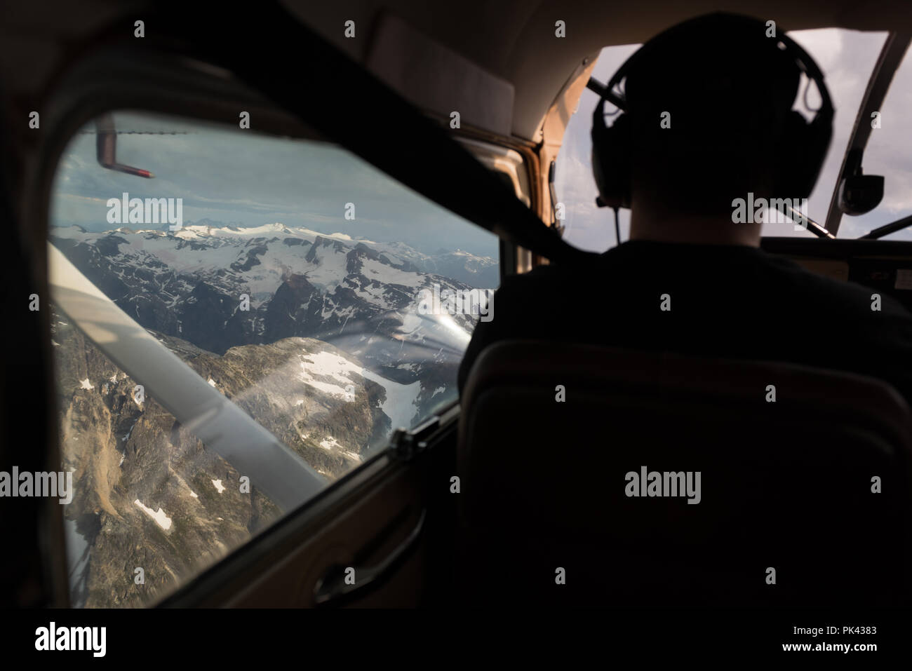 Pilot fliegen fliegende leichte flugzeuge -Fotos und -Bildmaterial in ...