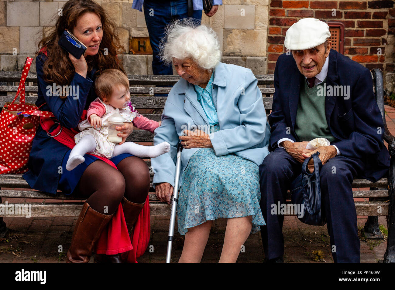 Menschen sitzen auf einer bank -Fotos und -Bildmaterial in hoher Auflösung – Alamy