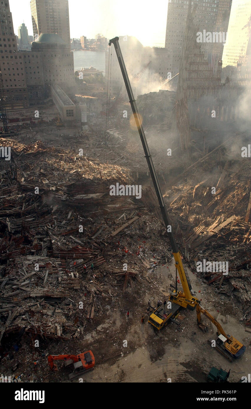 World trade center 2001 falling -Fotos und -Bildmaterial in hoher ...