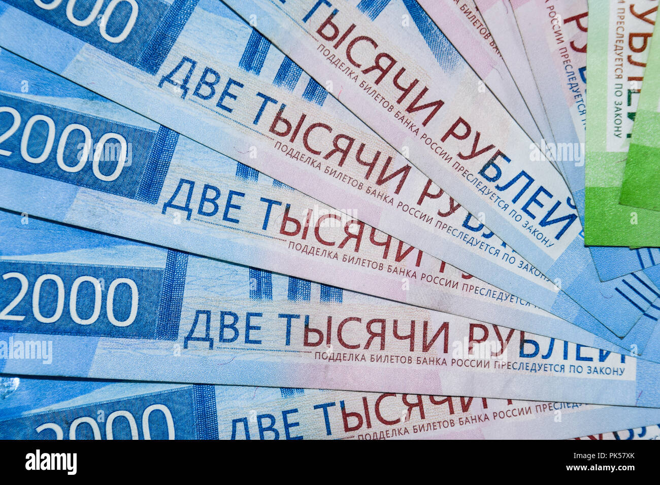 Russische neue Stückelung von 2000 und 200 Rubel. Russische Banknoten ...