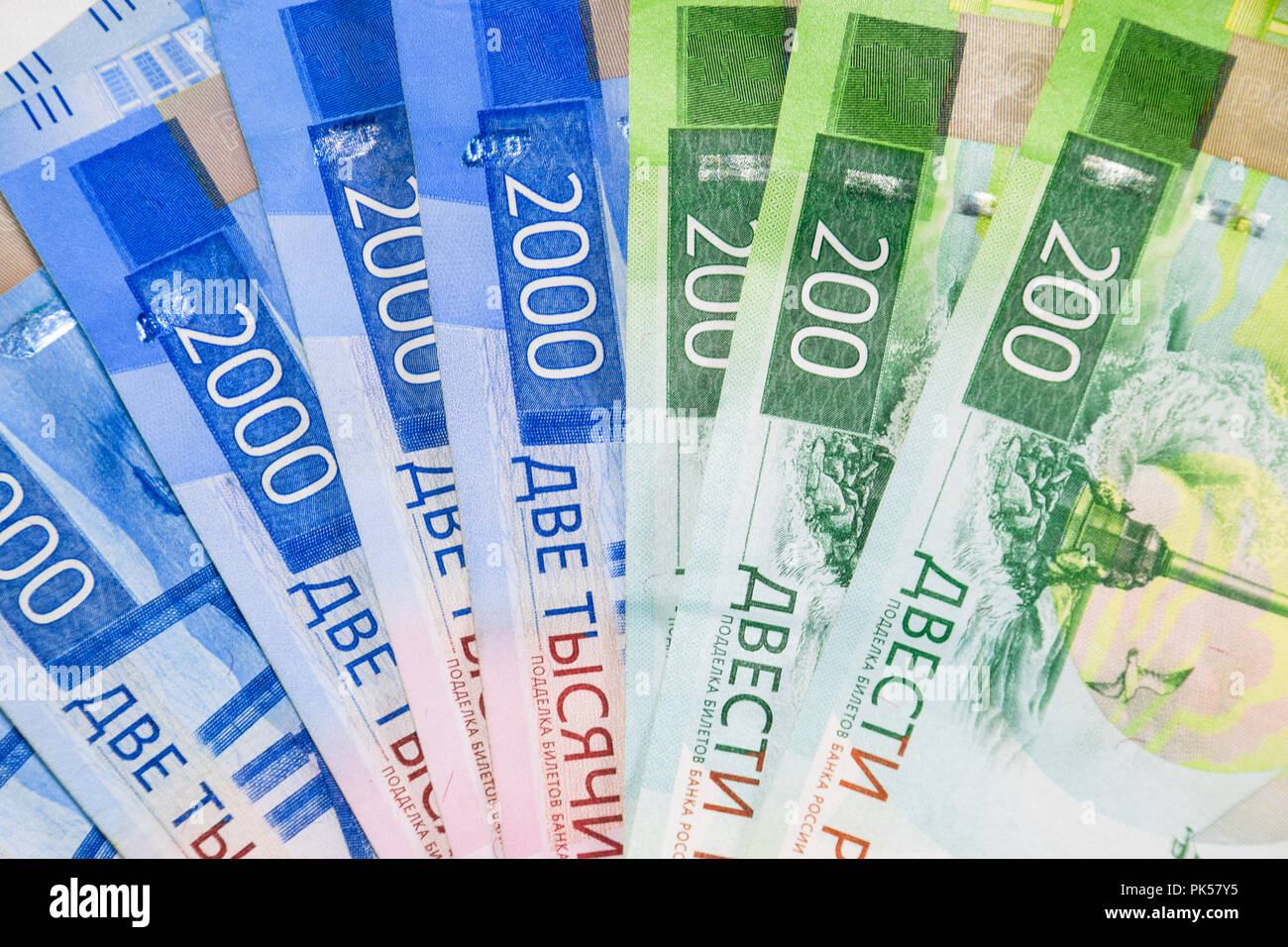 Russische neue Stückelung von 2000 und 200 Rubel. Russische Banknoten. Russische Geld ist Rubel ...