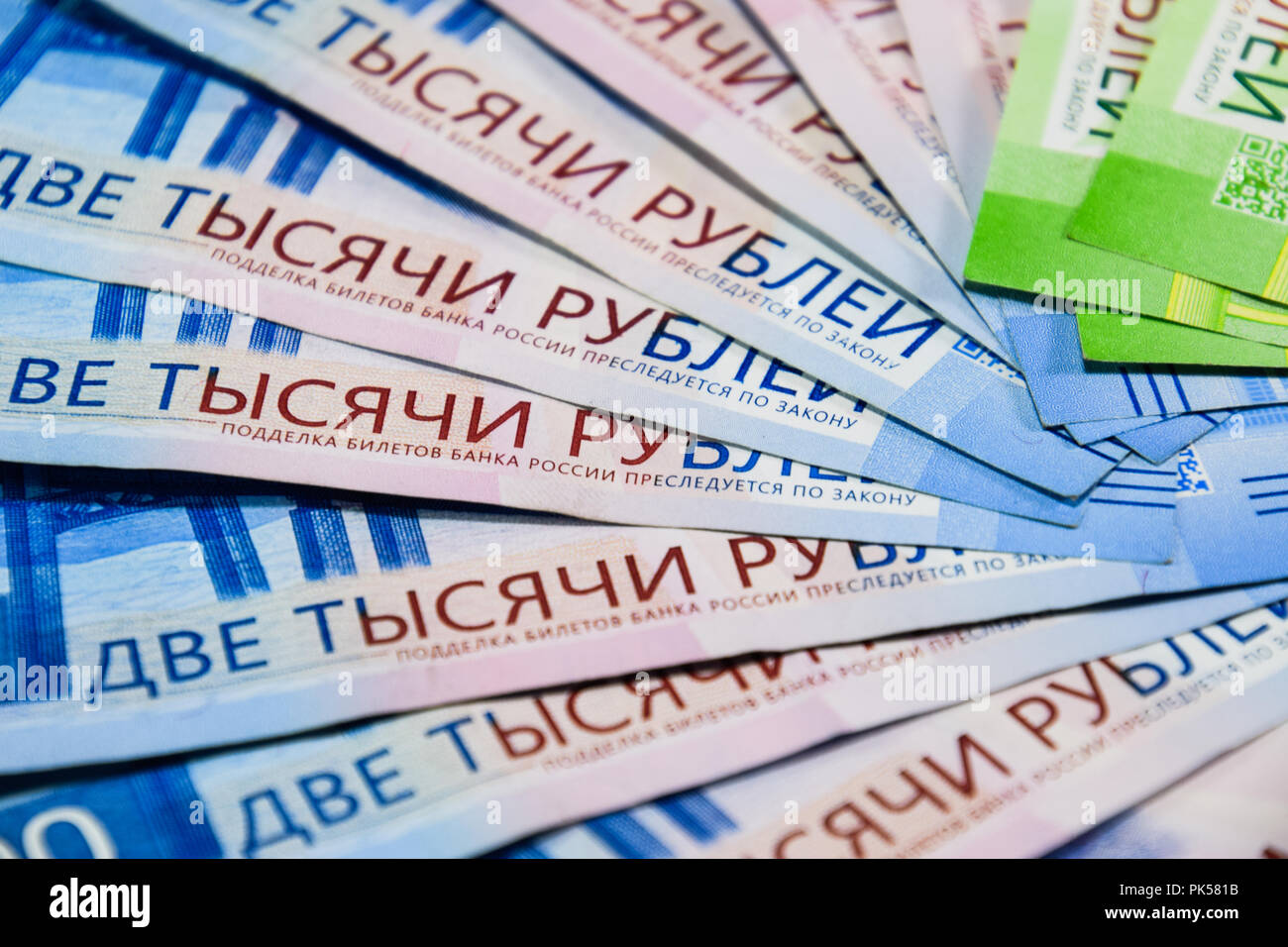 Russische neue Stückelung von 2000 und 200 Rubel. Russische Banknoten ...