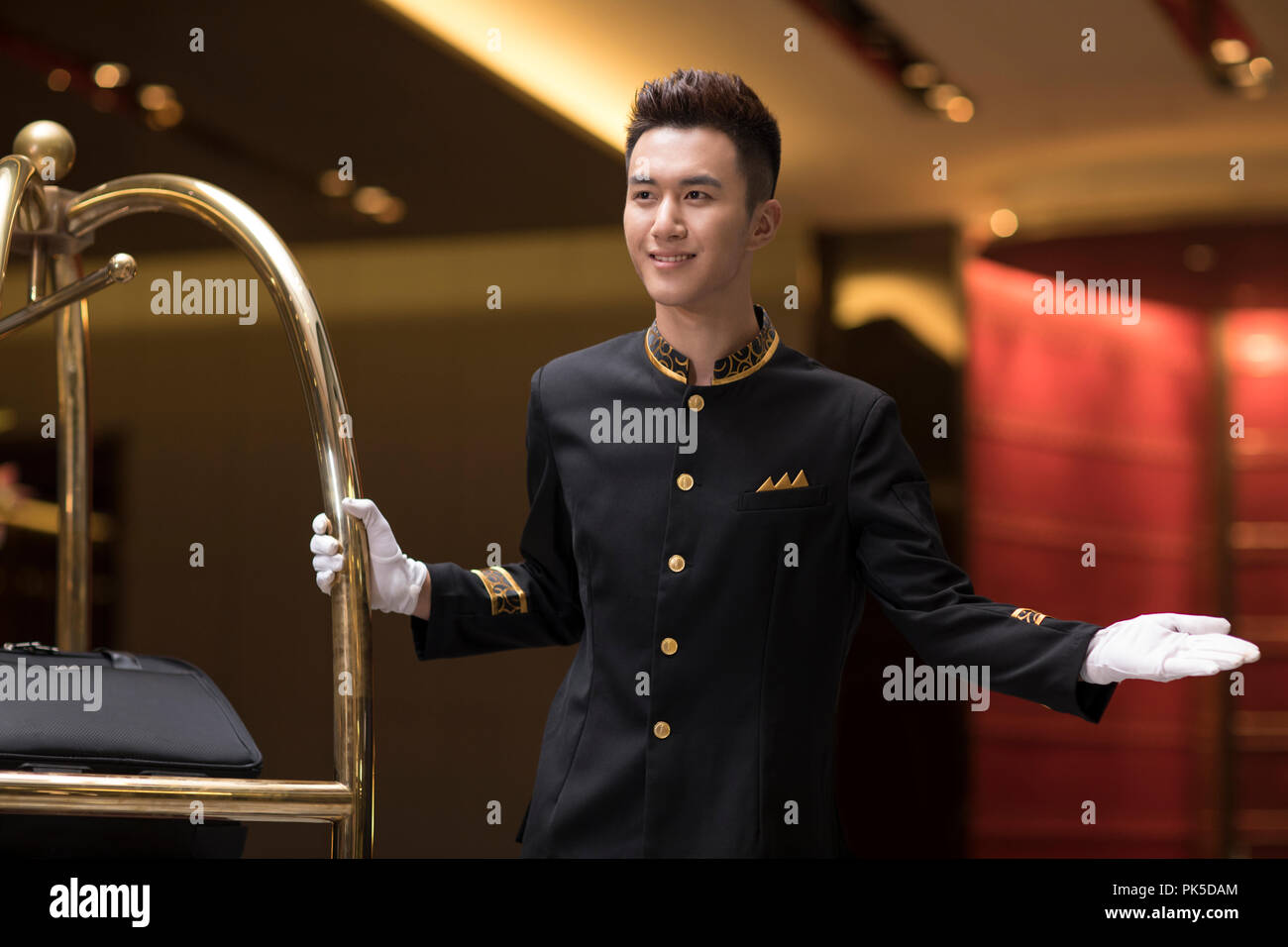 Hotel bell boy -Fotos und -Bildmaterial in hoher Auflösung – Alamy