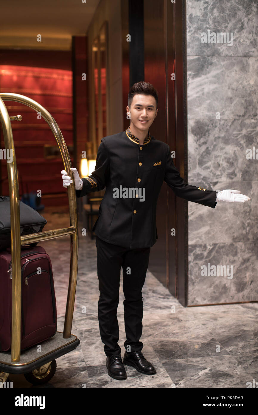 Hotel bell boy -Fotos und -Bildmaterial in hoher Auflösung – Alamy