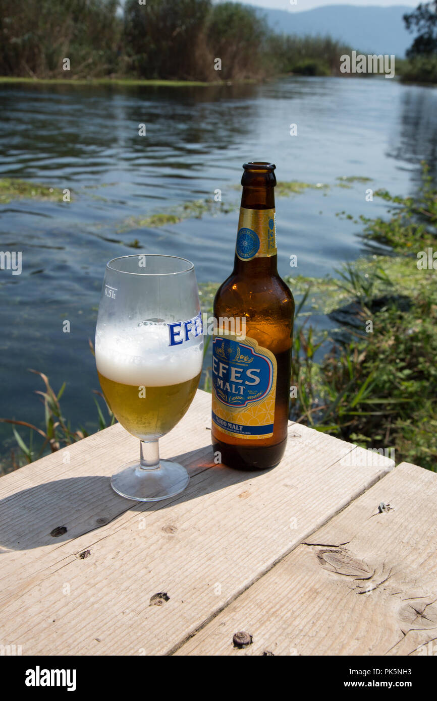 Kalte Flasche EFES Pilsener Malz Bier auf einer hölzernen Steg auf dem ...