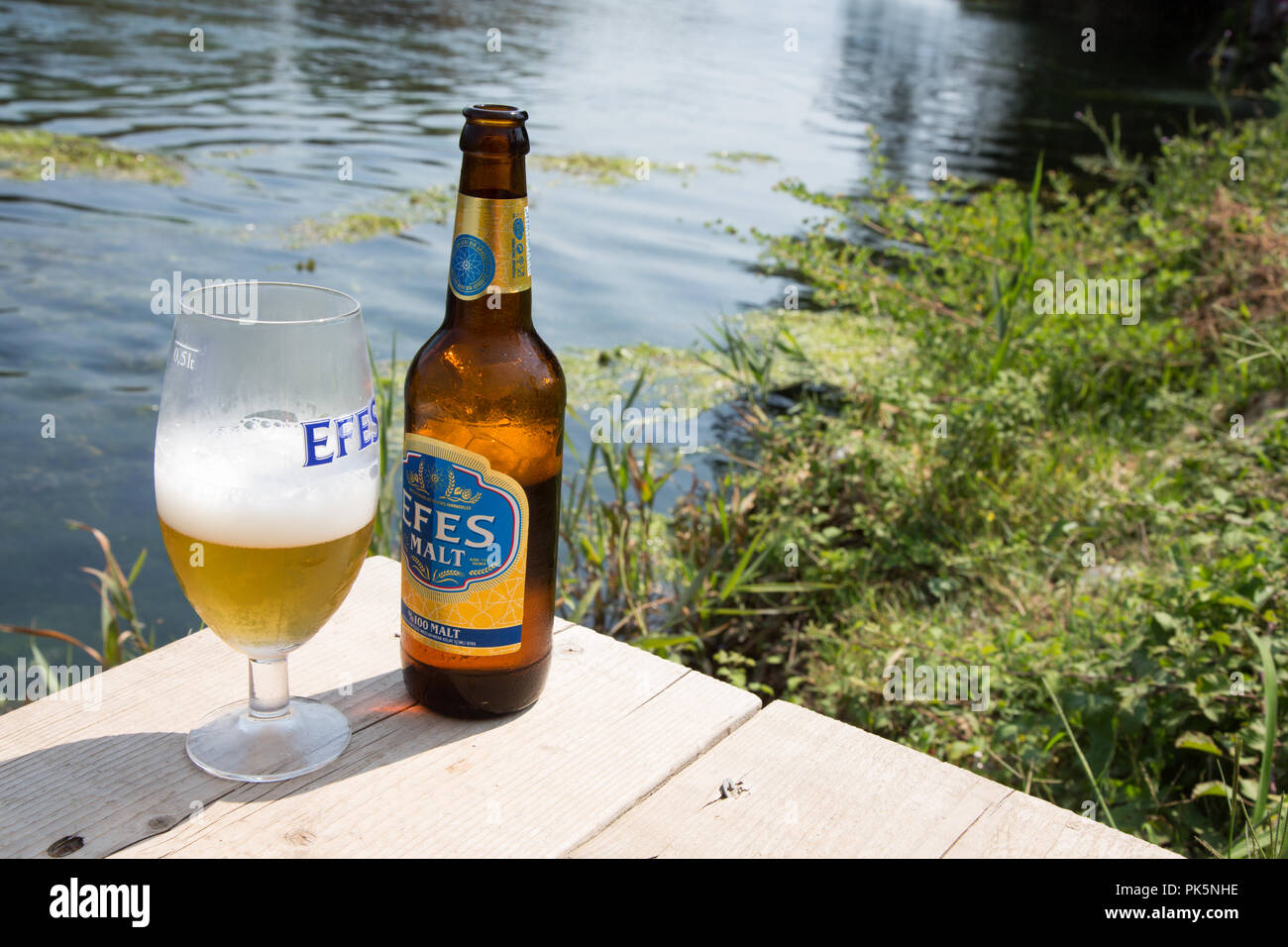 Kalte Flasche EFES Pilsener Malz Bier auf einer hölzernen Steg auf dem ...