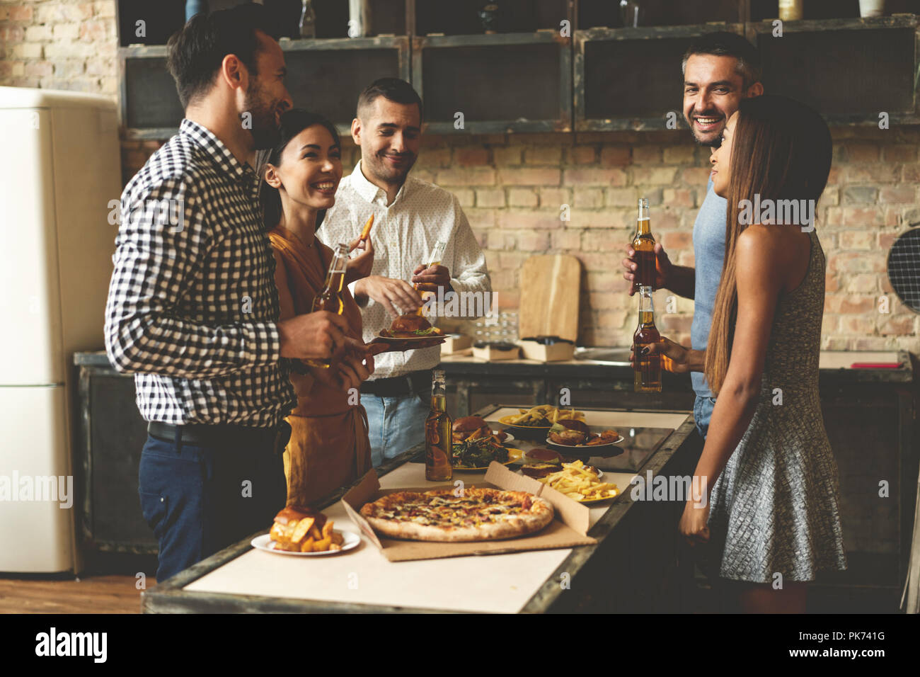 Essen und Trinken Menschen Stockfotos und -bilder Kaufen - Alamy