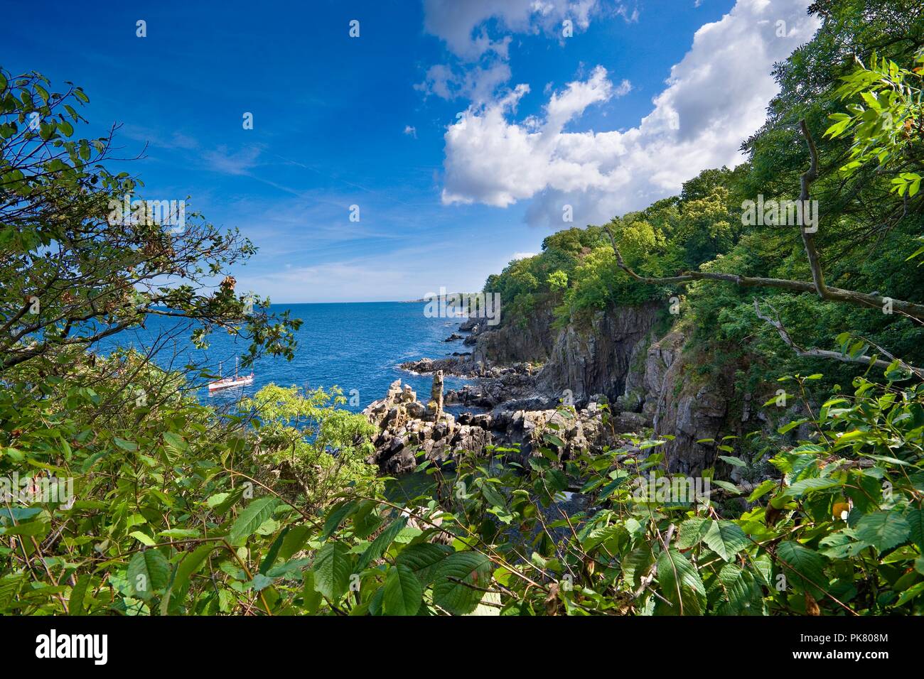 Schroffe Felsen der nördlichen Küste der Insel Bornholm ...