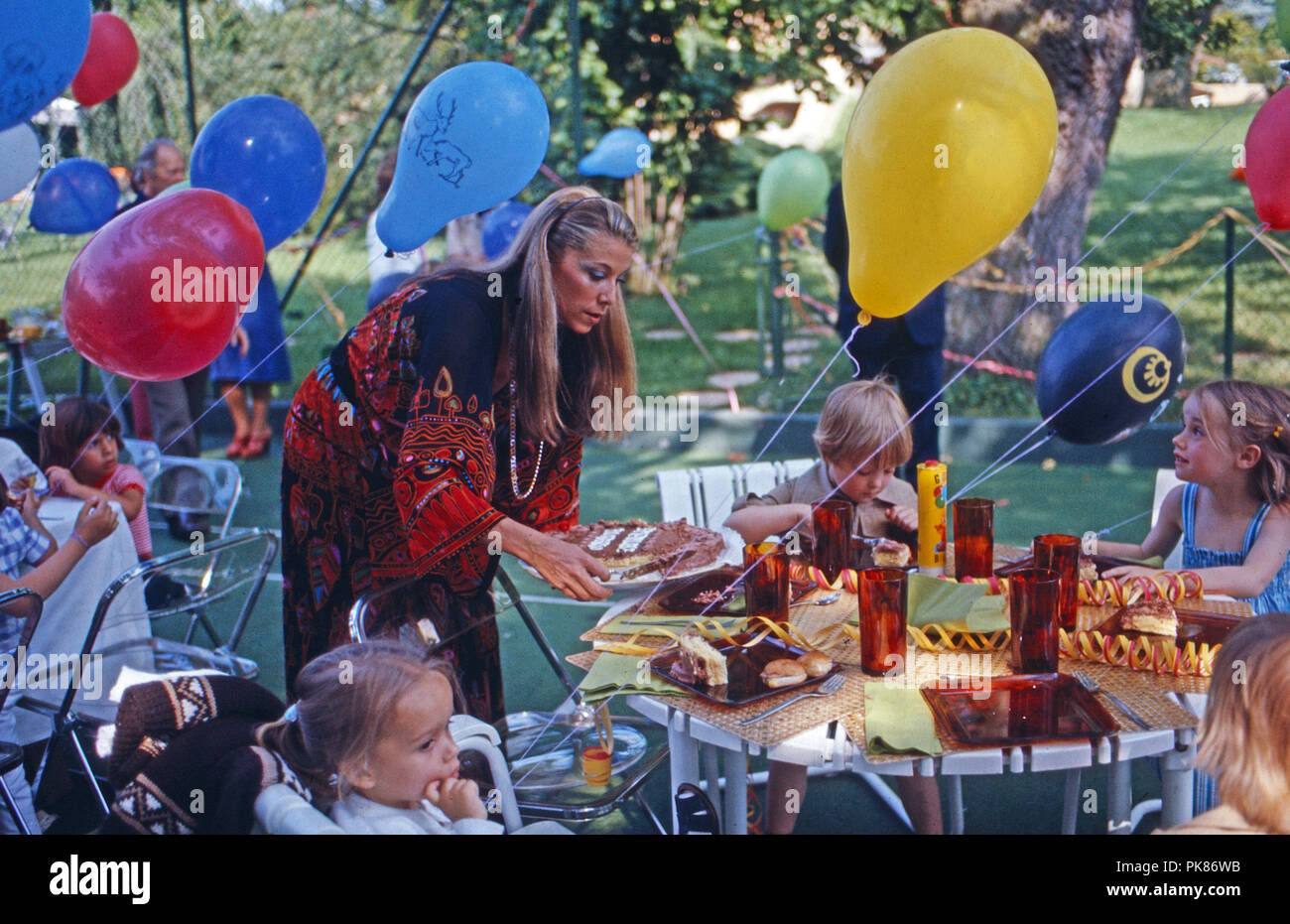 Prinzessin Marina bedient die Kinderschar beim Kindergeburtstag des ...