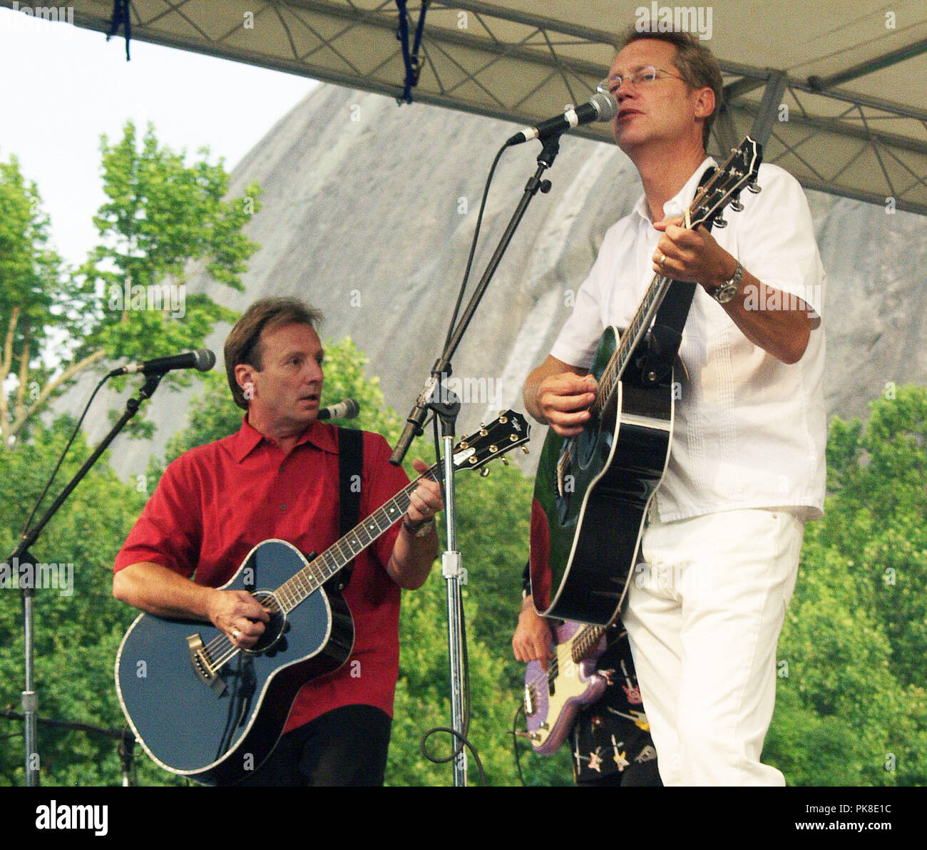 Dewey Bunnell und Gerry Buckley von Amerika führen an der Stone ...