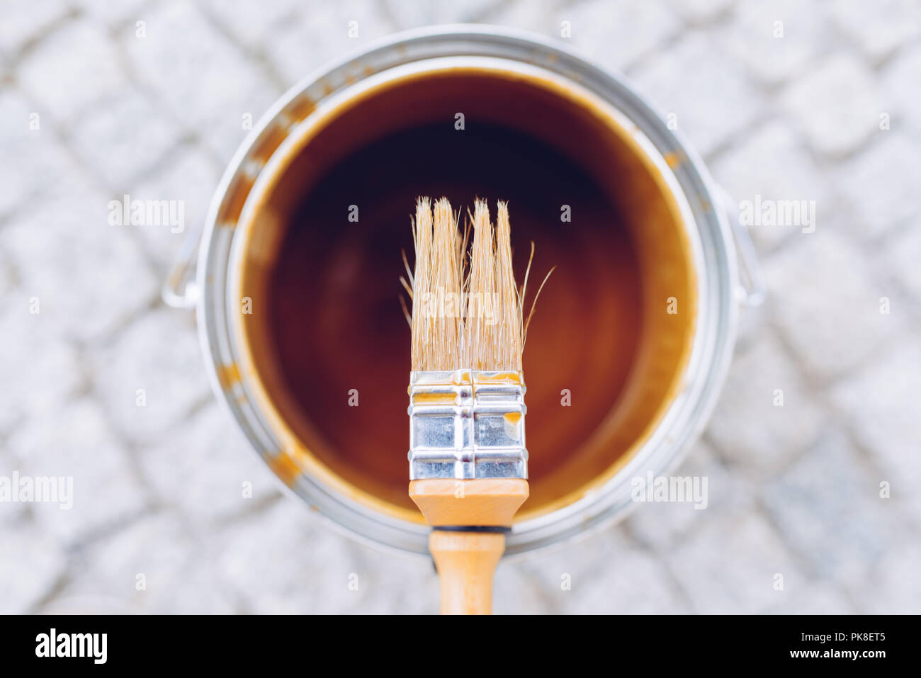 Malerin Mit Farbe und Pinsel Stockfotos und -bilder Kaufen - Alamy